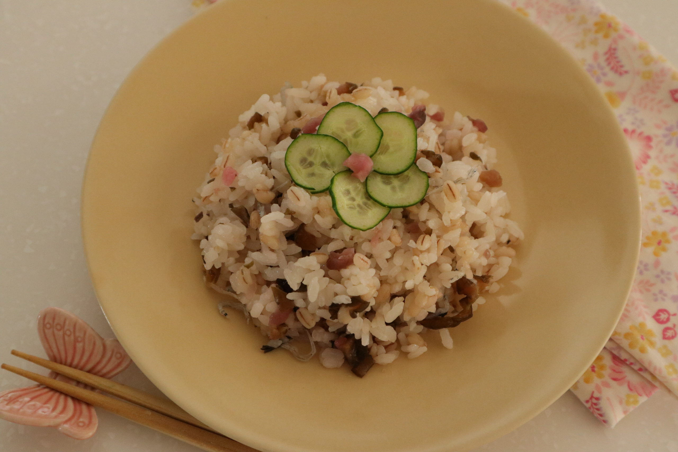 もち麦と柴漬けのシンプルお寿司 | レシピ | はくばく